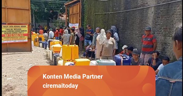 Minyak Goreng Curah Sulit Didapat, Warga Cirebon Antre di Agen Minyak ...